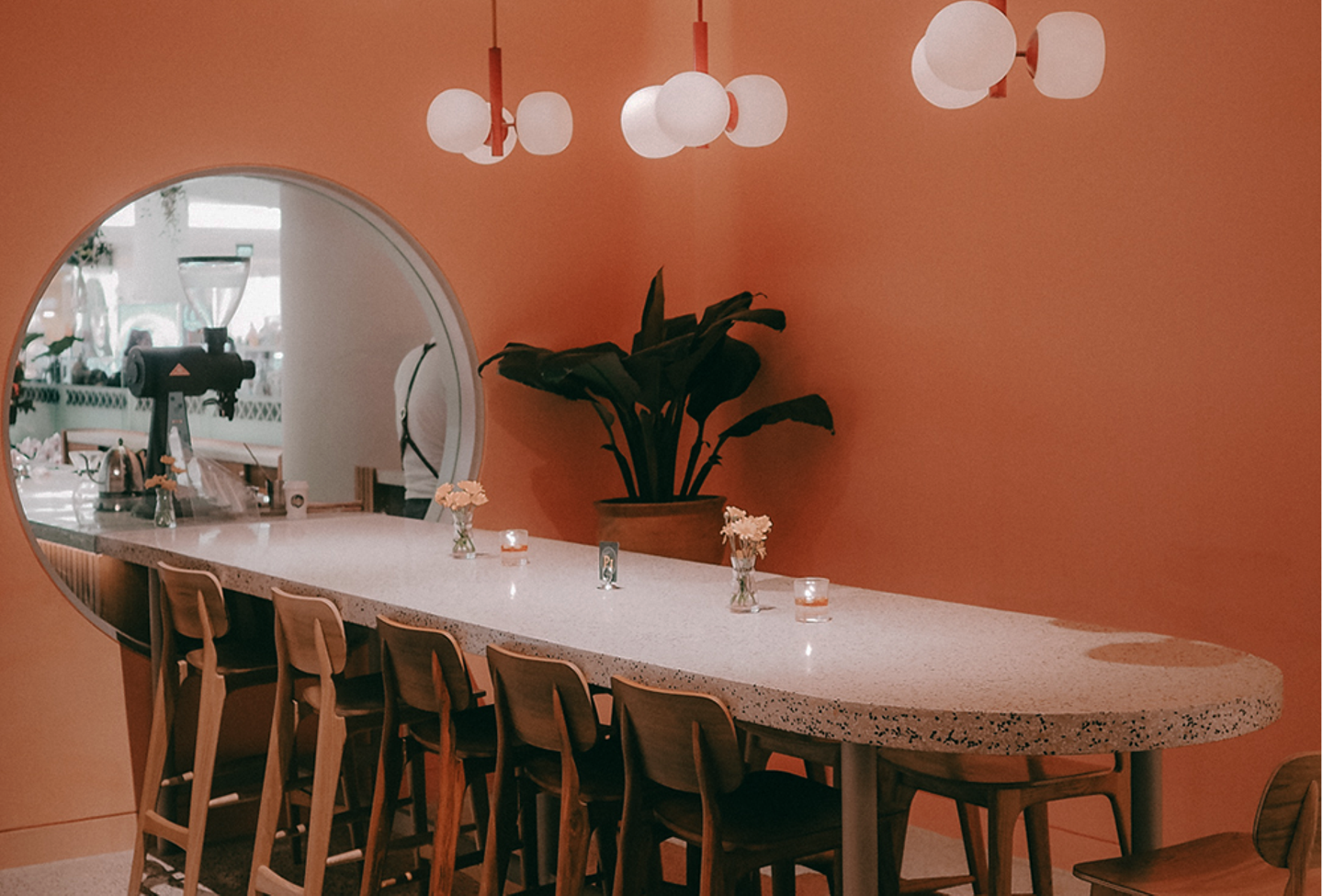 Mother Monster: Laid Back Bar dengan Desain Interior yang Chic