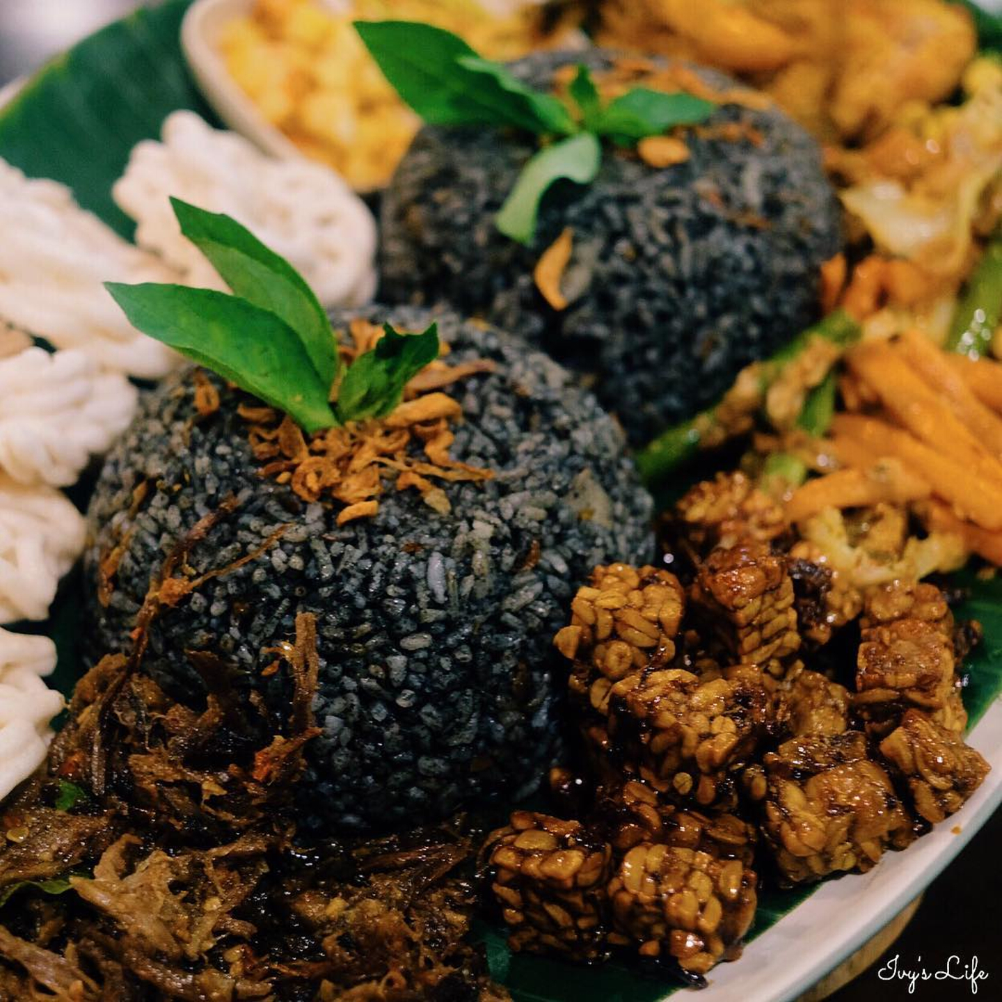 7 Makanan Berwarna Gelap Yang Bikin Hidup Kamu Makin Cerah