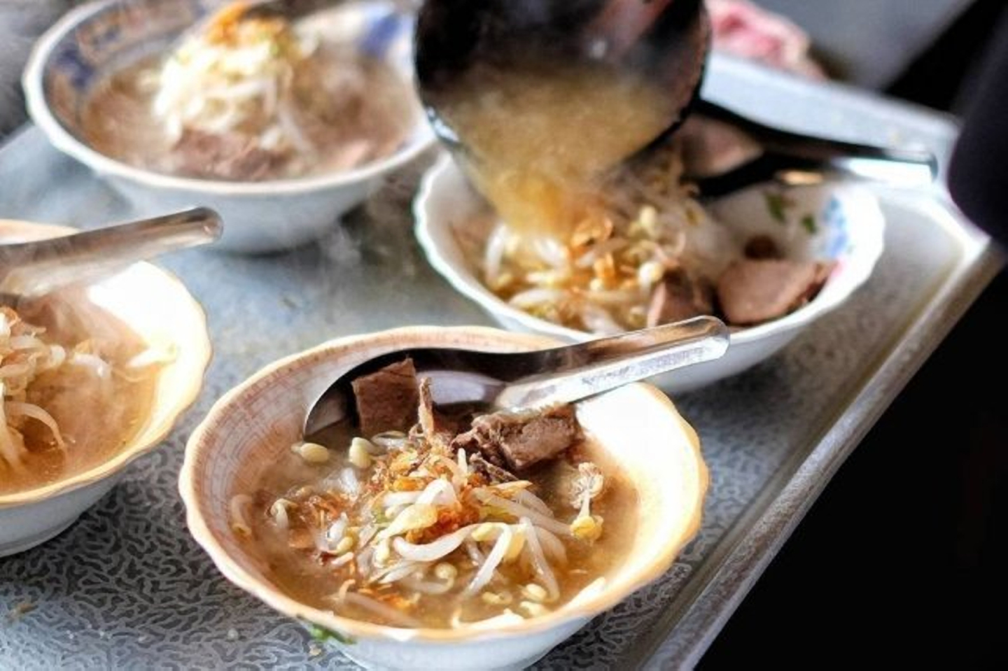 7 Pilihan Soto Nikmat di Bandung yang Enak Dimakan Saat Hujan