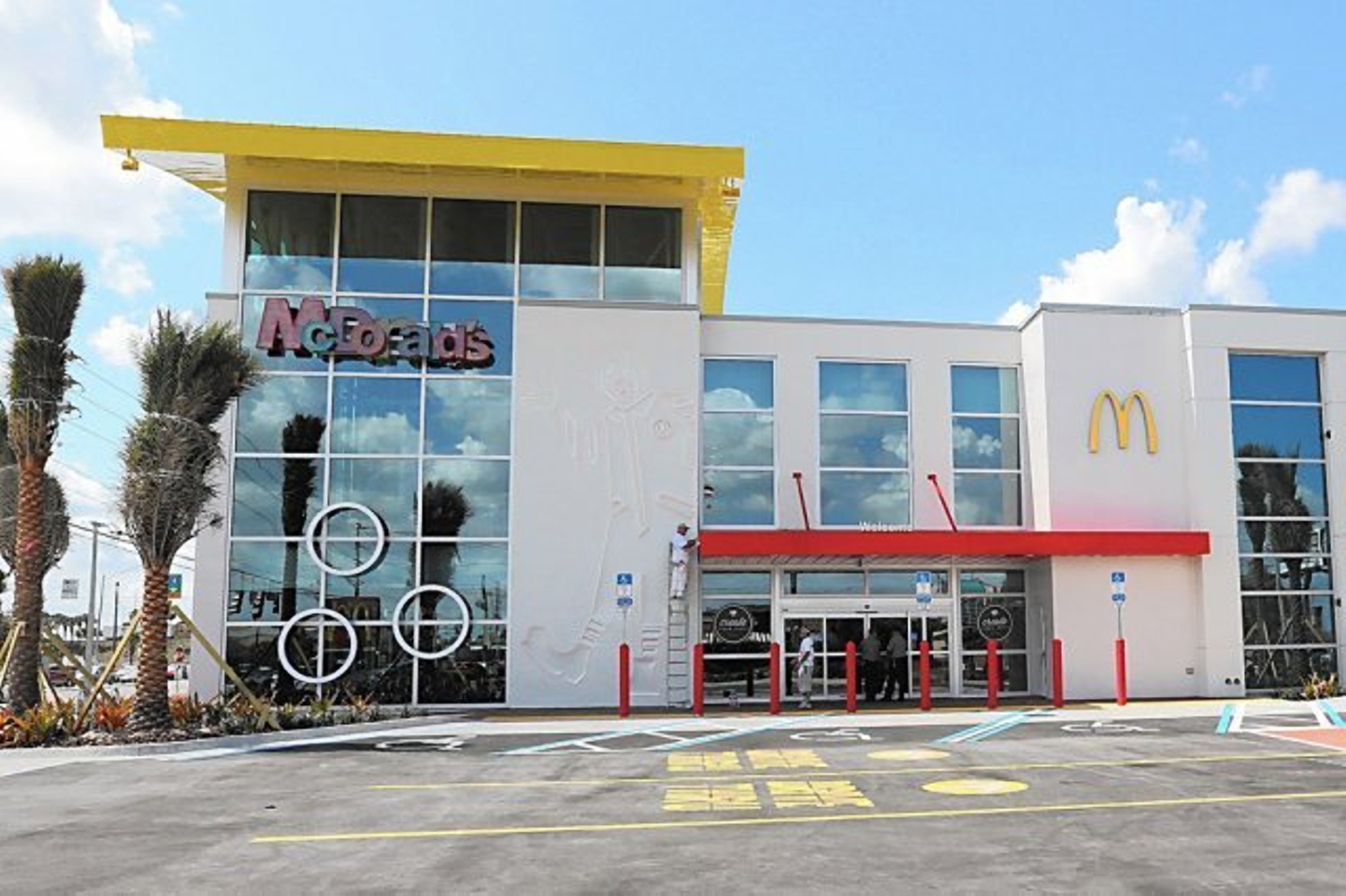 Fast Food Berfasilitas Keren: Mulai dari Spa Sampai Pelayan Robot