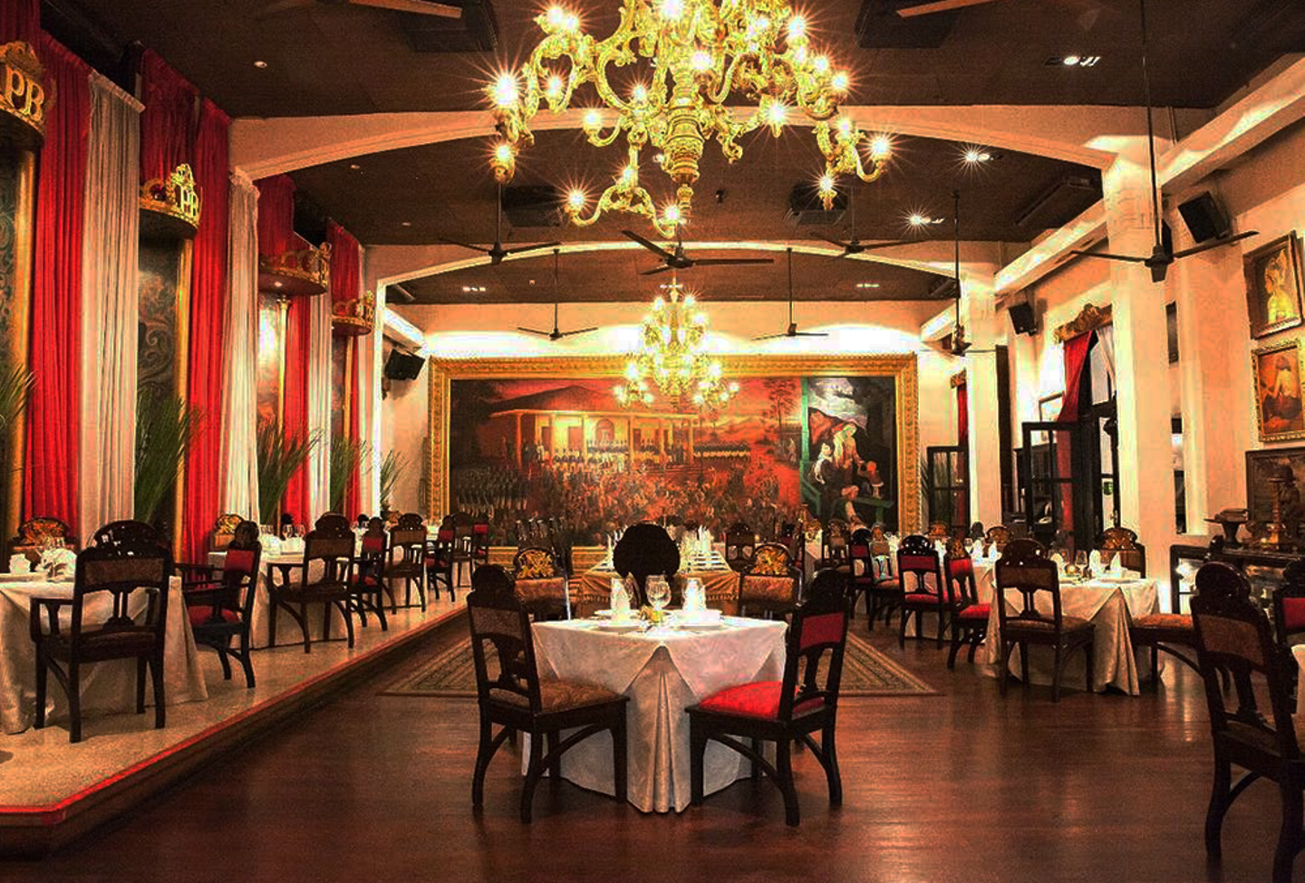 Tugu Kunstring Palais: Bersantap Lezat Layaknya Keluarga Keraton