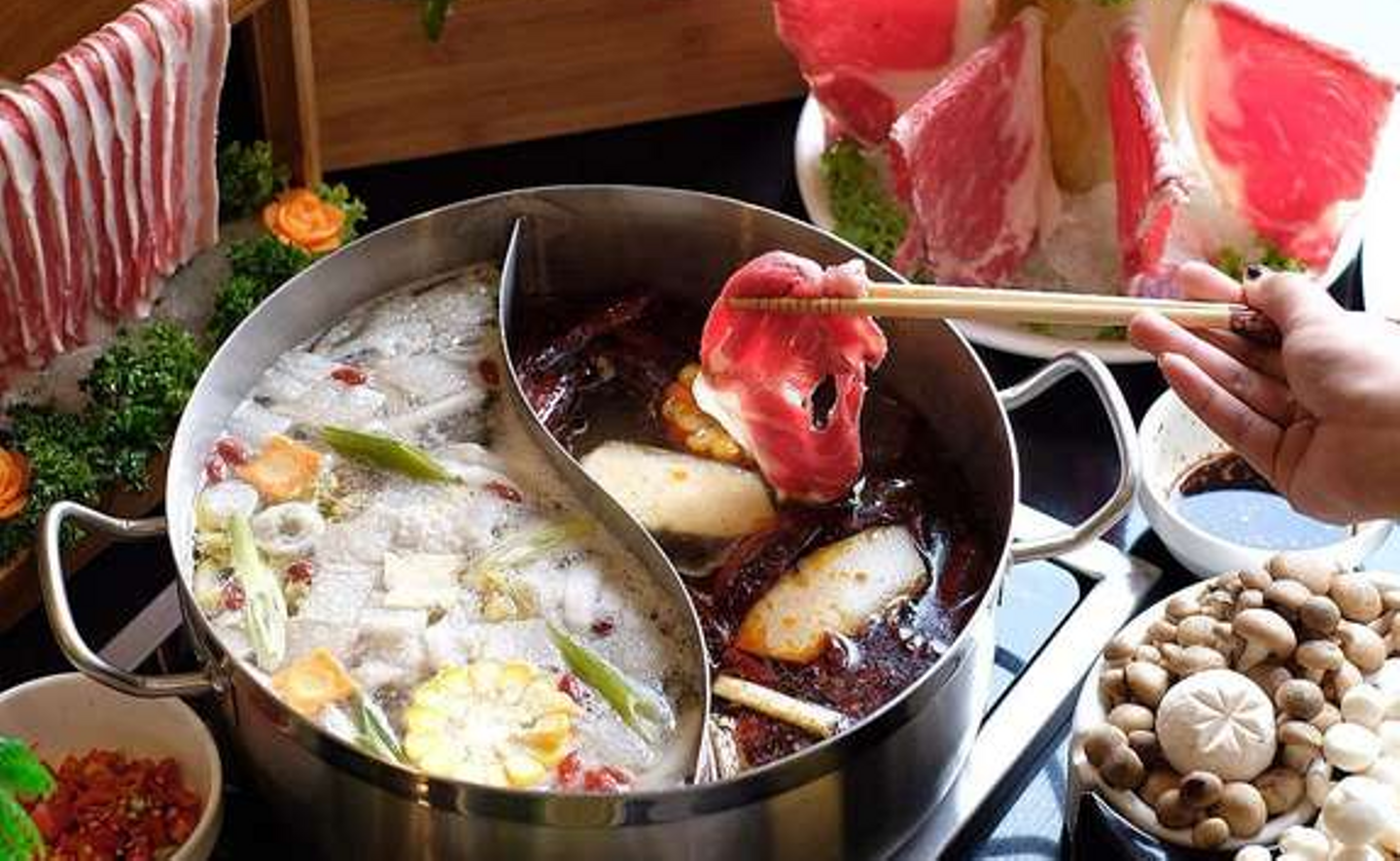 Phoenix Coconut Chicken: Kreasi Unik Shabu-Shabu dengan Kuah Air Kelapa